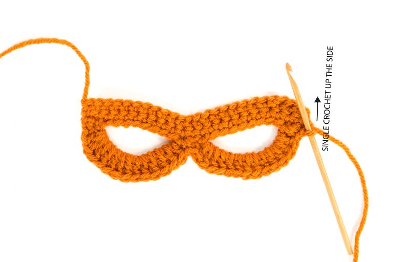 Crocheted Cat Mask: free pattern + tutorial