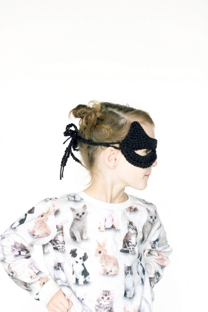 Crocheted Cat Mask: free pattern + tutorial