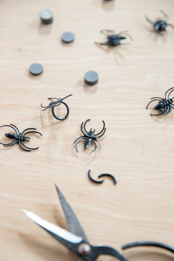 Easy Spider Magnet Craft + Halloween Decor
