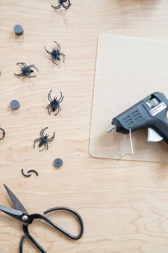 Easy Spider Magnet Craft + Halloween Decor
