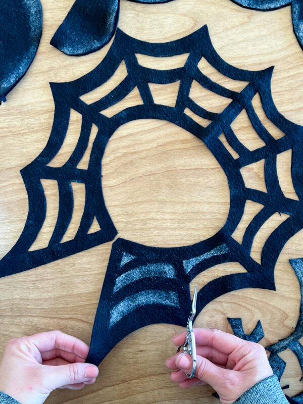 Felt Spiderweb Collar – free pattern