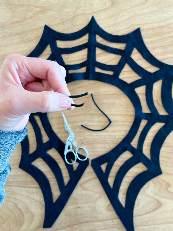 Felt Spiderweb Collar – free pattern