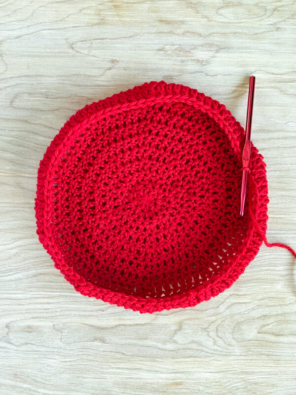 Double Crochet Beret – Free Pattern & Tutorial // www.deliacreates.com
