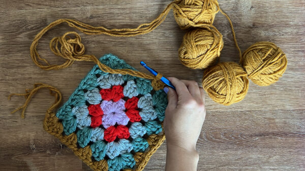 Granny Square Tote – free pattern & tutorial