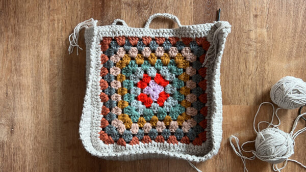Granny Square Tote – free pattern & tutorial