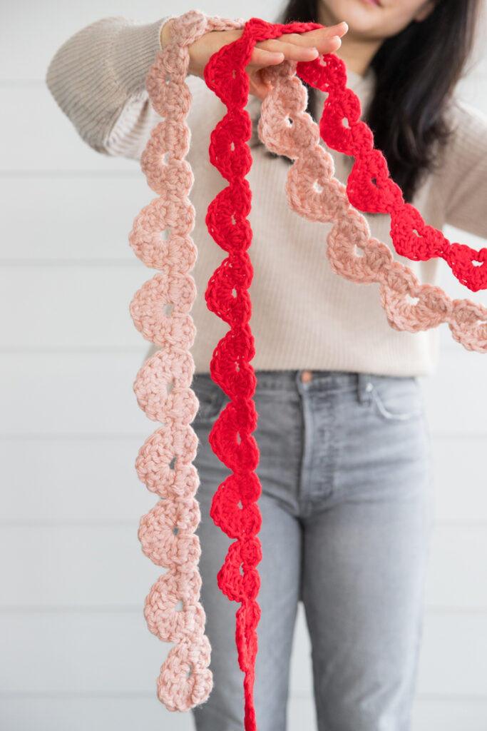 String of Hearts Crochet Garland – FREE PATTERN